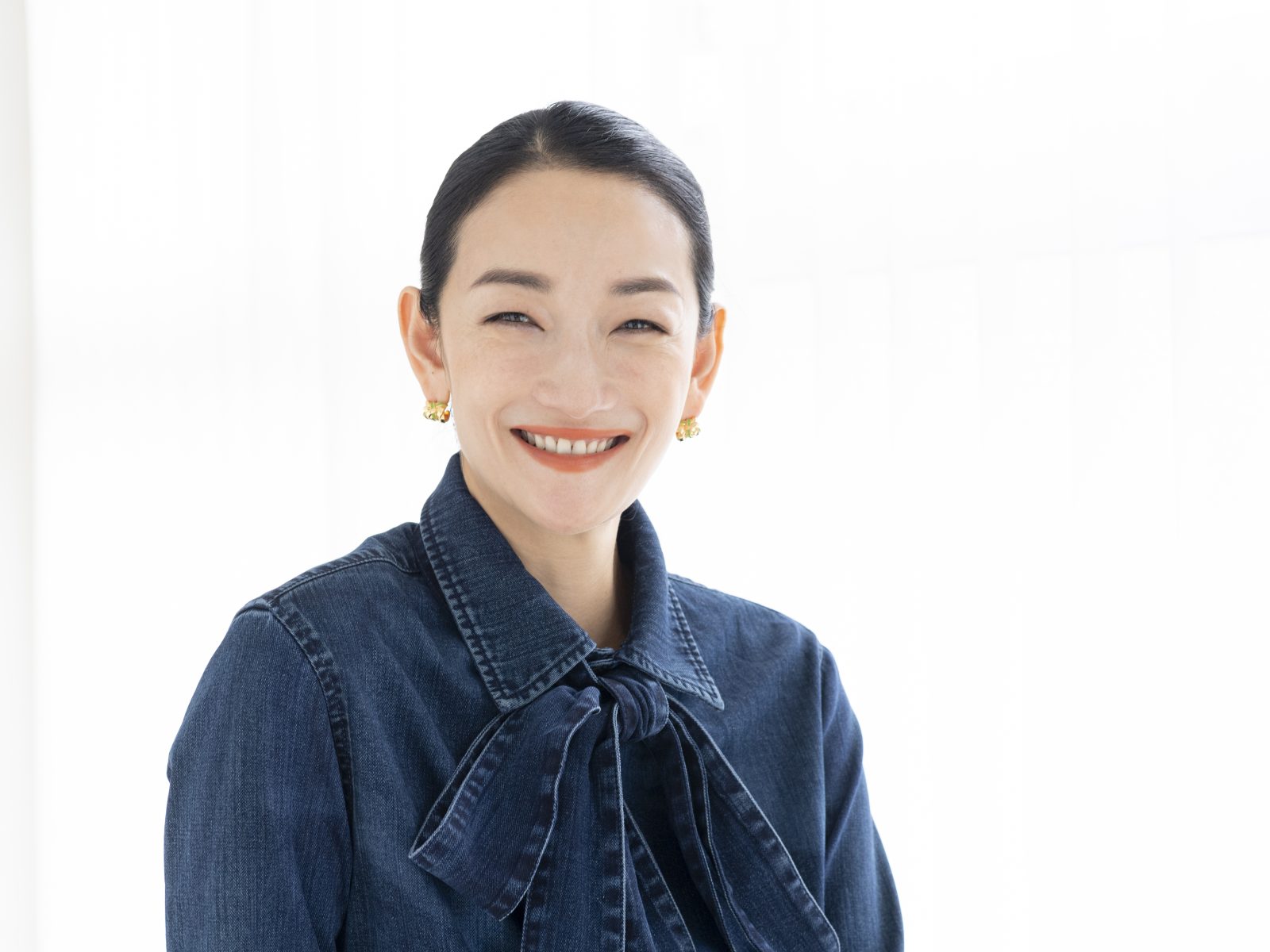 【画像ギャラリー】冨永愛さんのすっぴんカバー写真が話題！｜OTONA SALONE